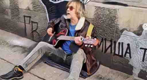Žika Todorović postao ulični svirač (FOTO)