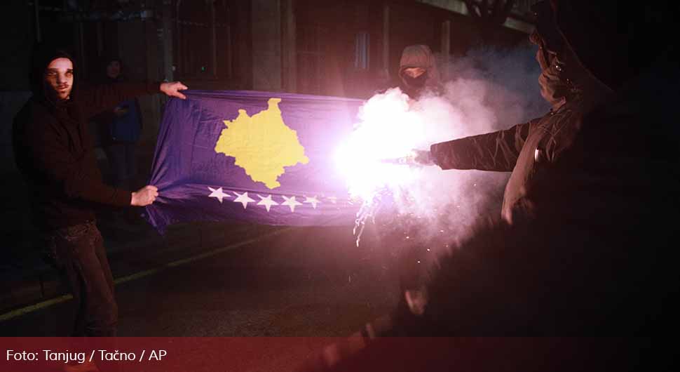 Veliki skup u Beogradu u znak podrške Petrovićima: Zapaljene zastave ...